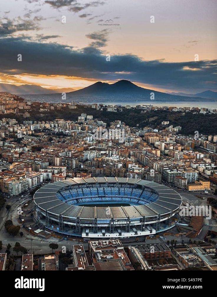 L’incroyable panorama vu de l’autre avec le drone de la ville de Naples (Italie), son volcan ...