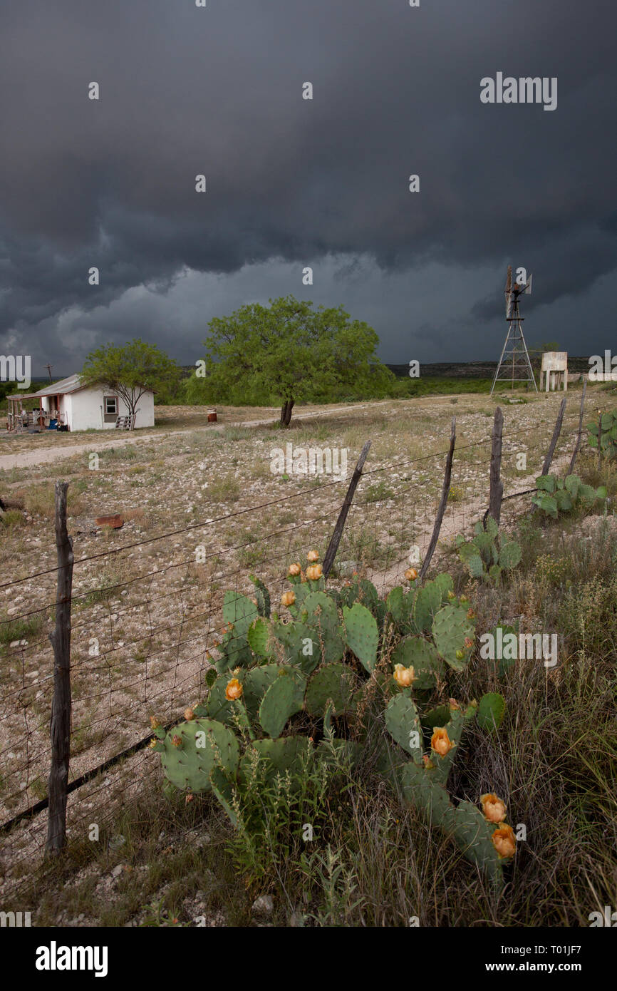 Ominous skies Banque de photographies et d’images à haute résolution - Alamy