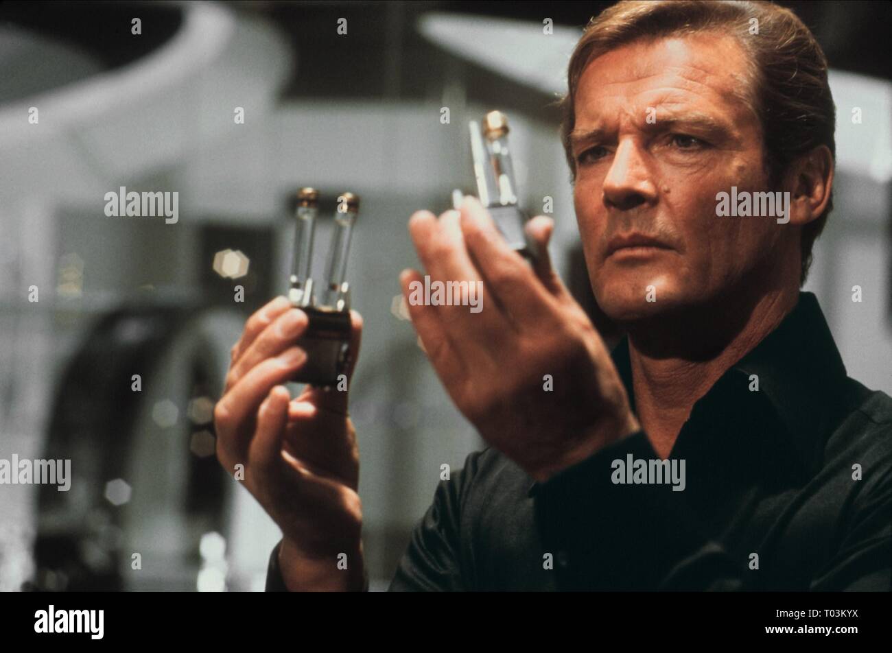 Roger Moore James Bond Moonraker Banque d'image et photos - Alamy