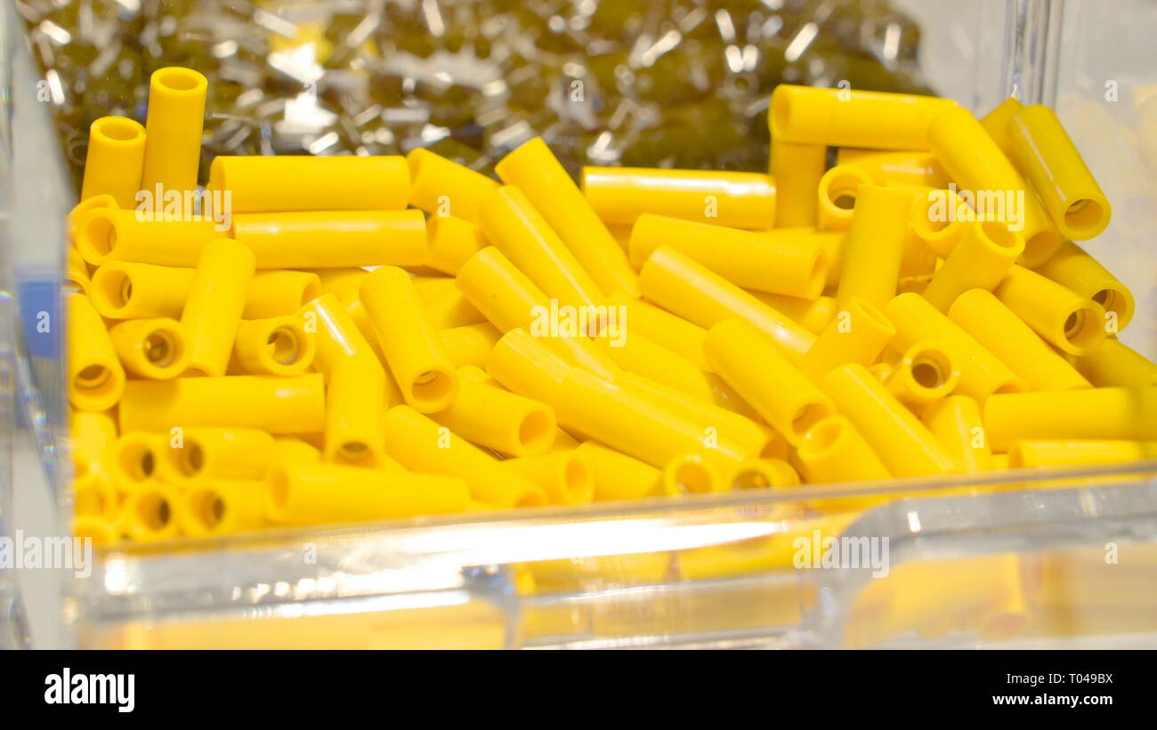 Tubes jaunes Banque de photographies et d’images à haute résolution - Alamy