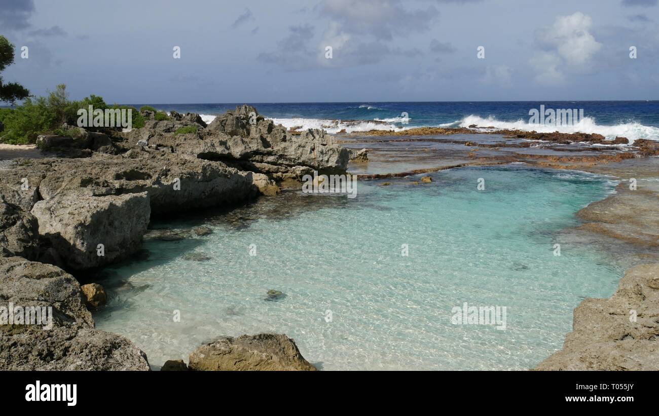 Vue d'ensemble sur l'orifice de baignade naturel à Rota, Îles Mariannes ...