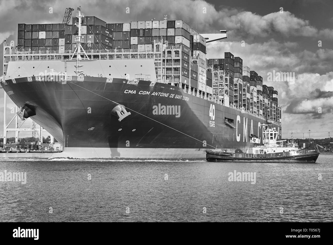 Cma Cgm Container Ship Banque d'images noir et blanc - Alamy