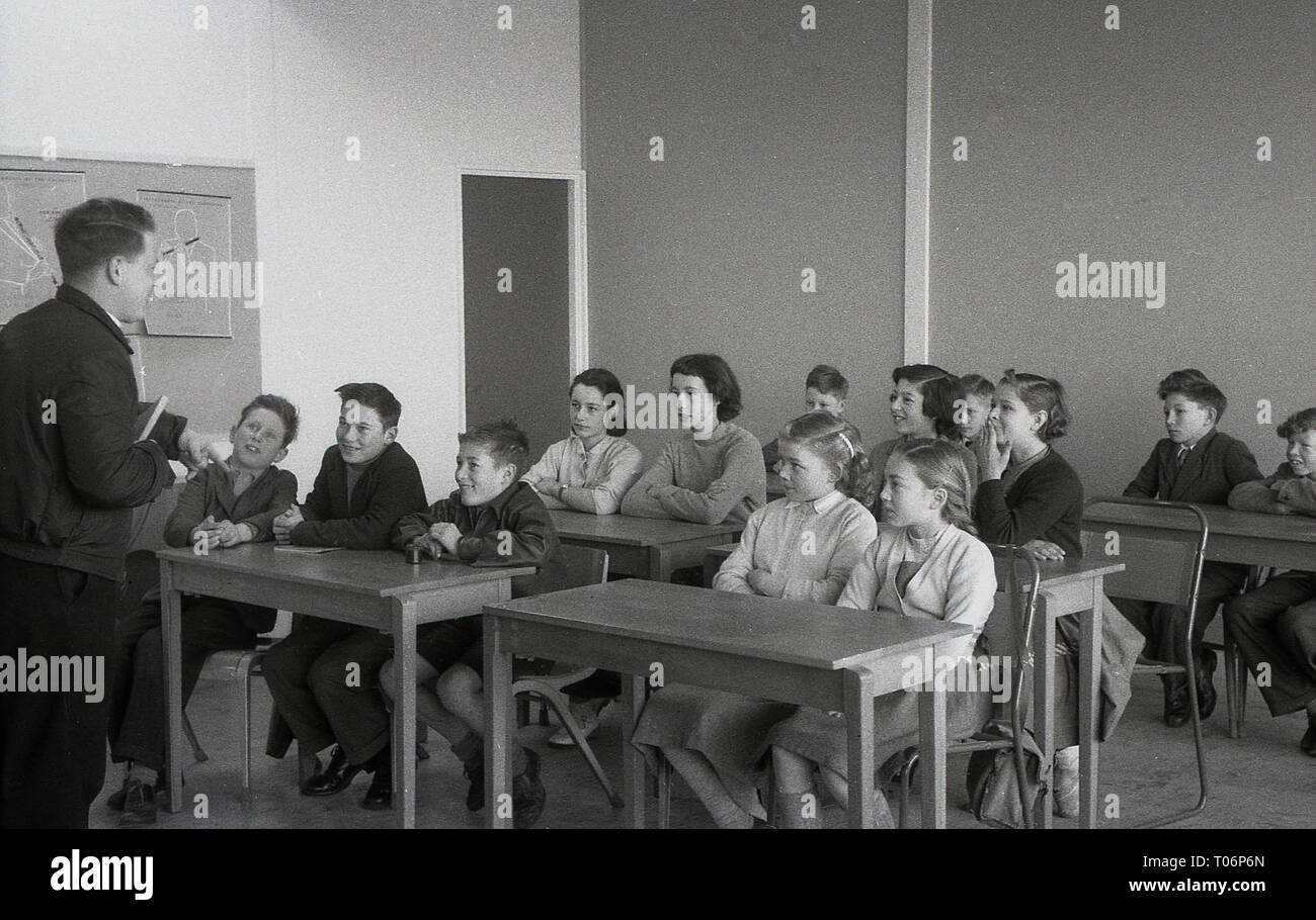 Années 1950 Les Enfants De Lécole Dans Une Salle De Classe England