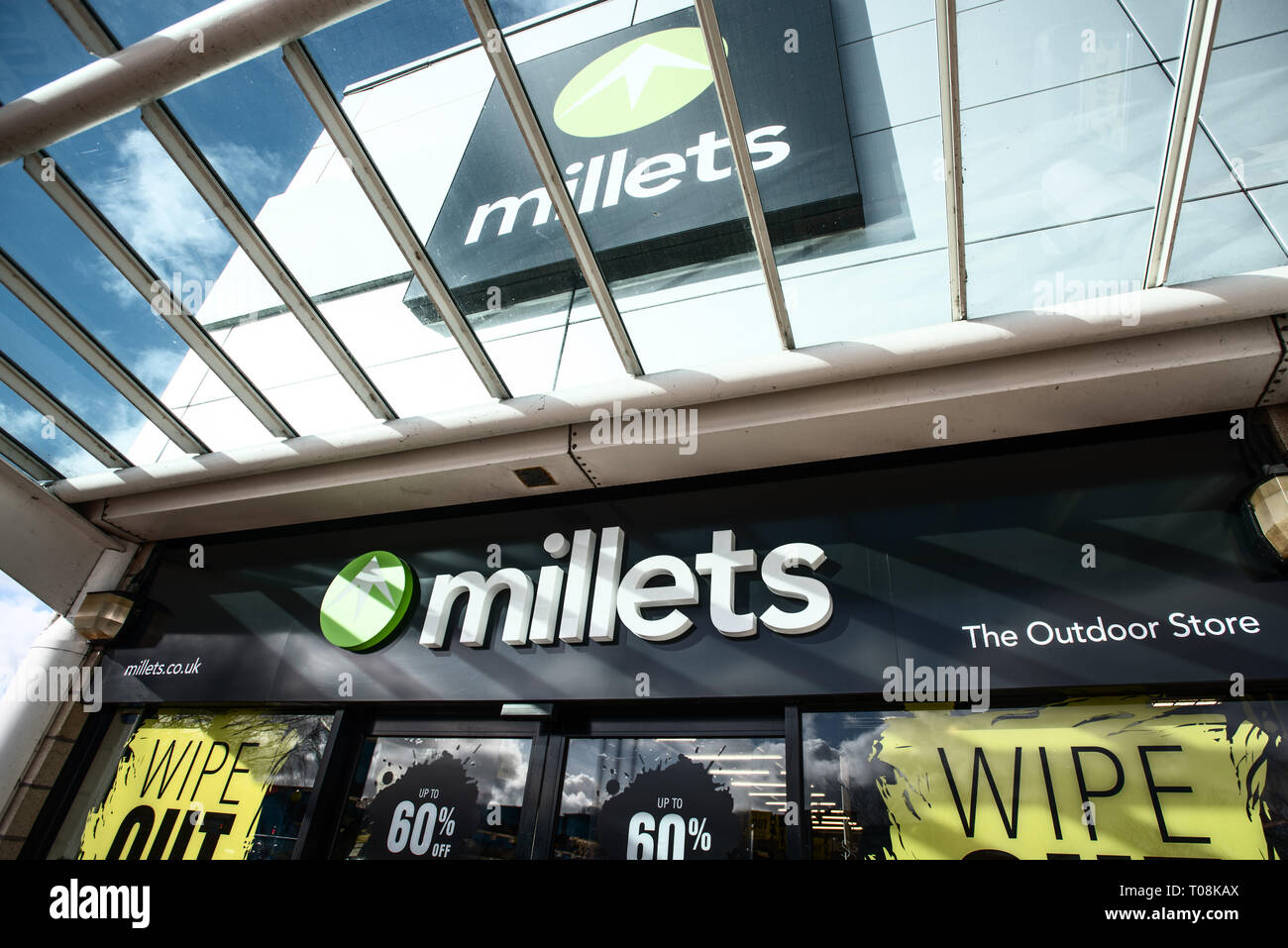 Millets shop Banque de photographies et d’images à haute résolution - Alamy