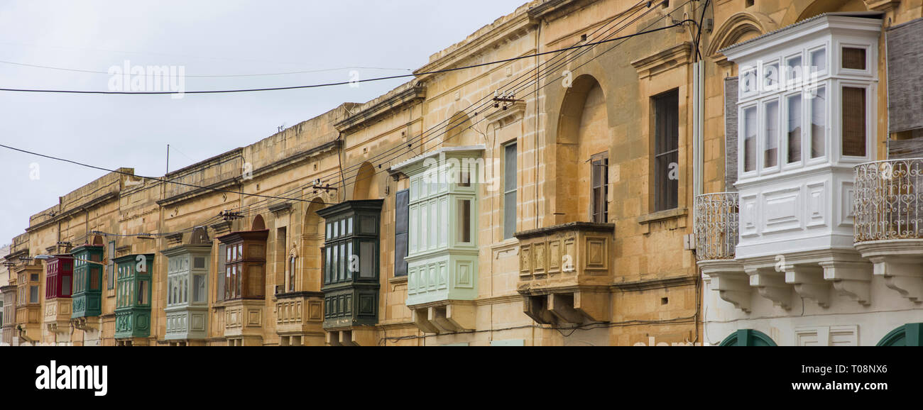 Détails des savoirs traditionnels, balcon en bois et façade en pierre ...