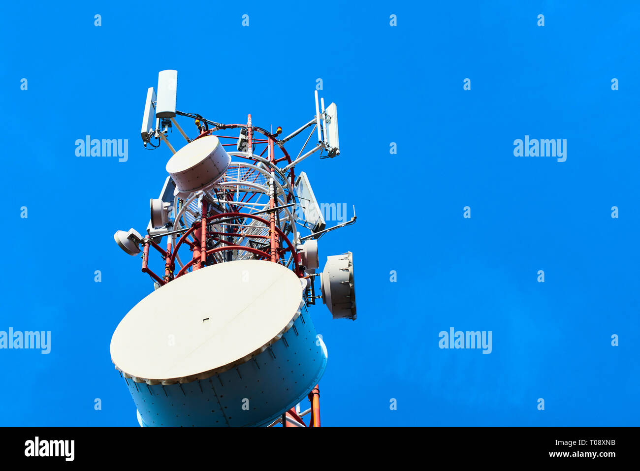 Vue vers le haut de la tour d'antenne radio de communication , tour d ...