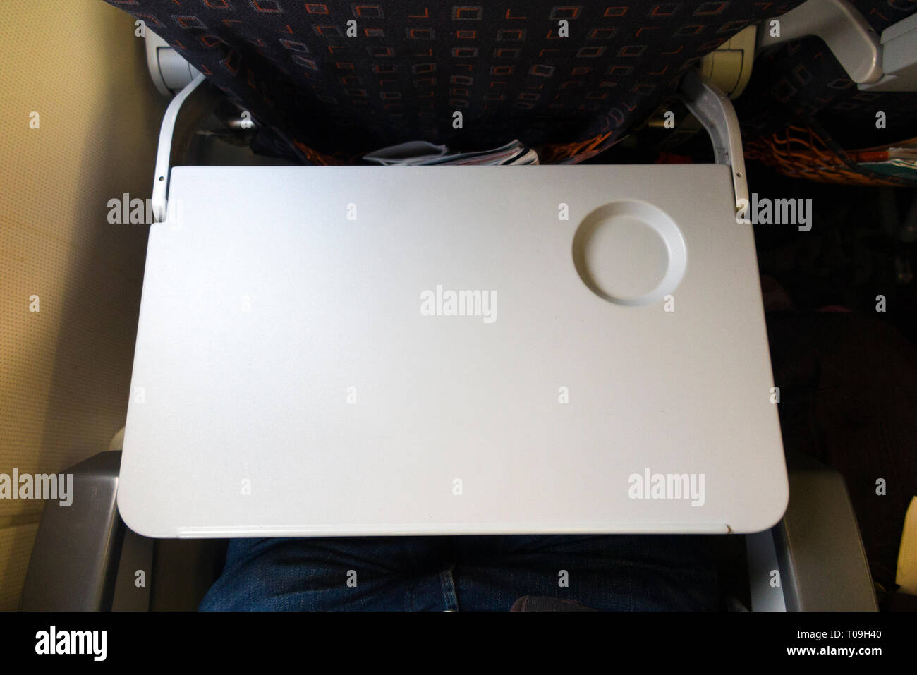 Table-plateau de siège passager dans la position d'abaissement complet ...