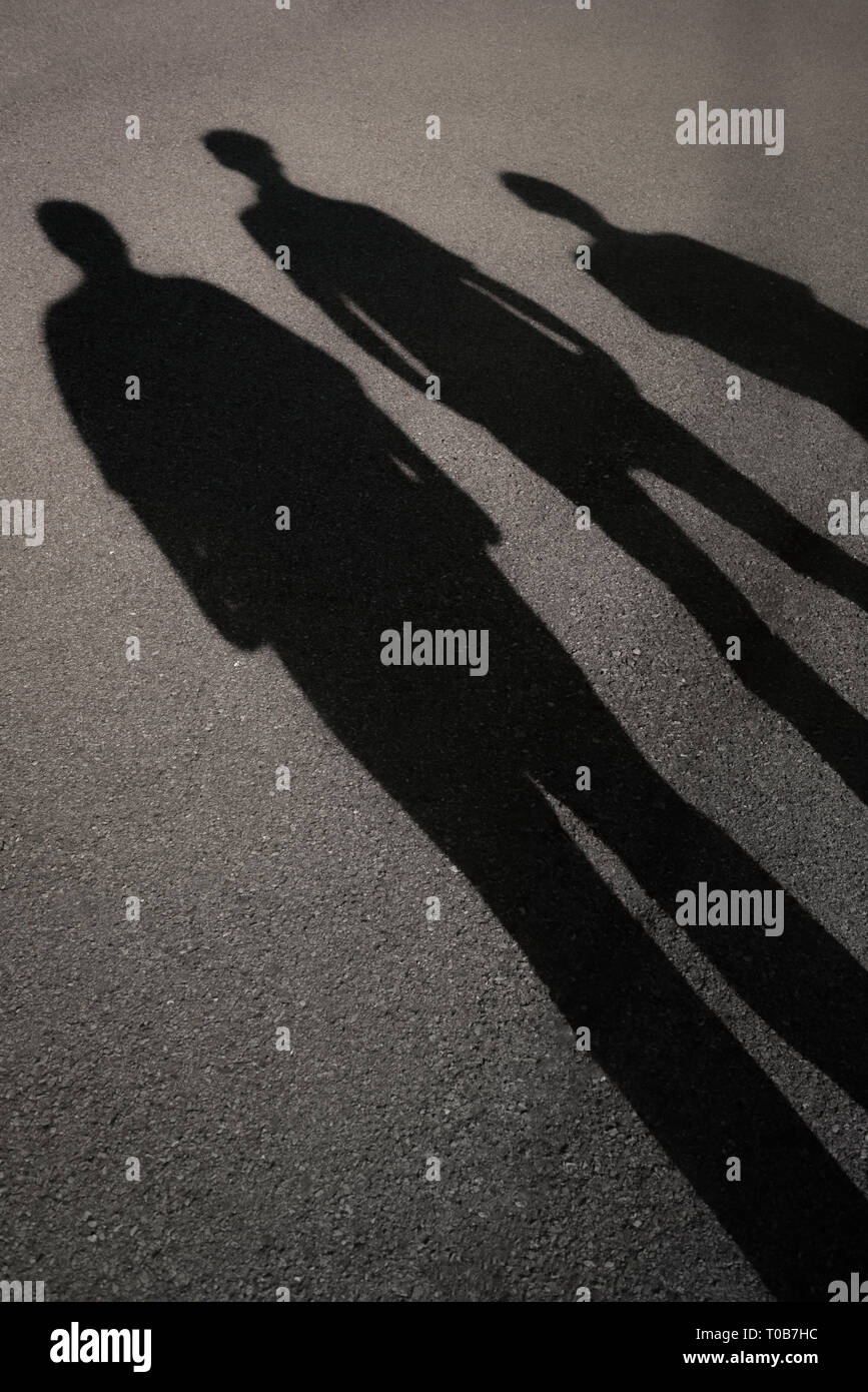 Longues ombres de 3 personnes Banque de photographies et d’images à ...