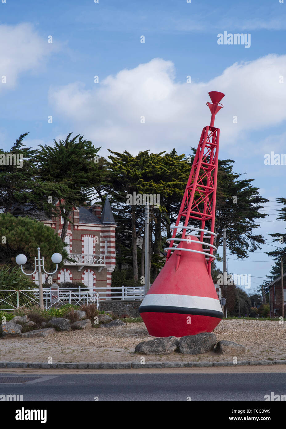 Une bouée de signal ou le phare sur un rond-point à Guérande, Bretagne ...