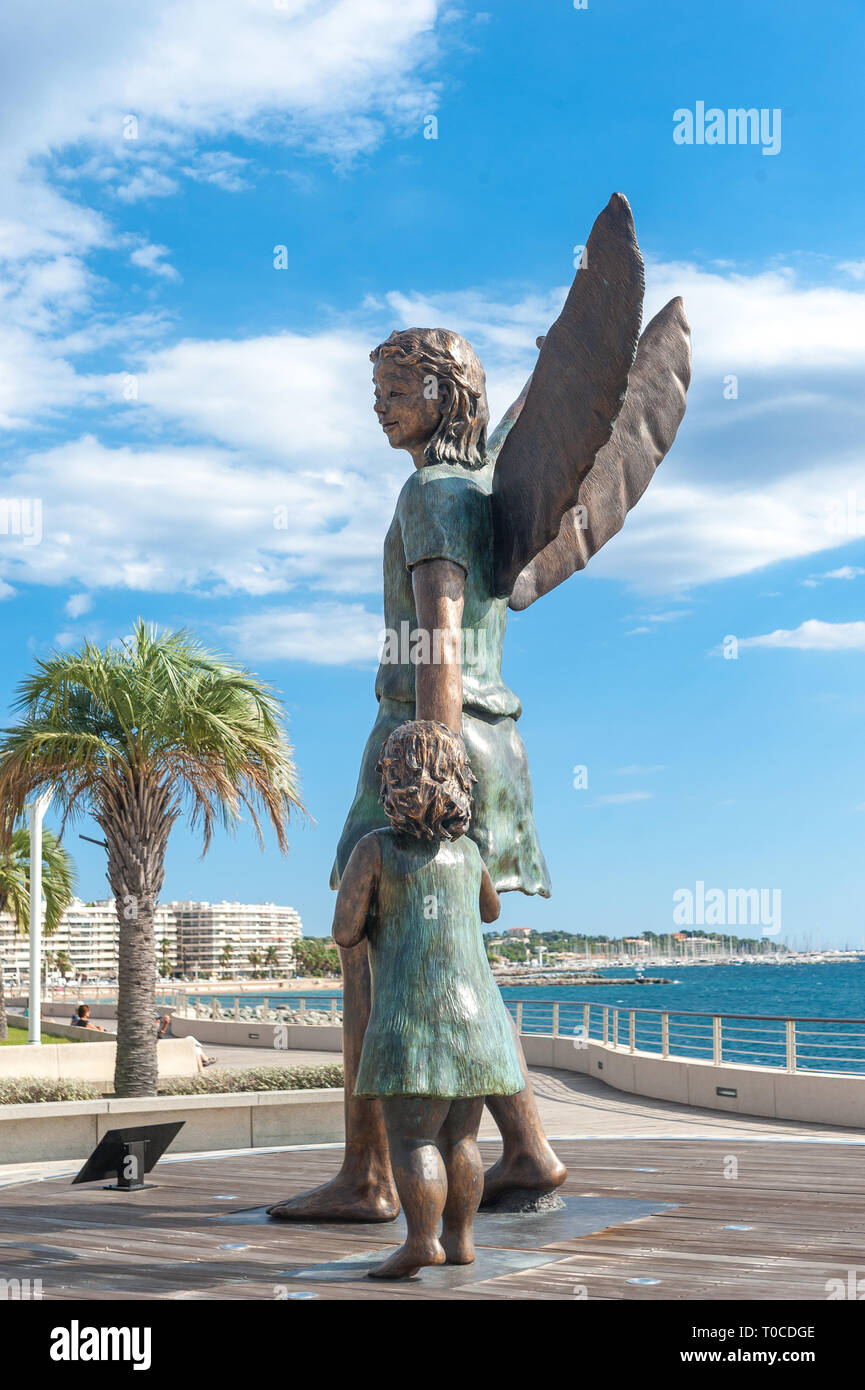 Statue de l'Archange Raphaël dans le parc Jardin Bonaparte, Saint ...