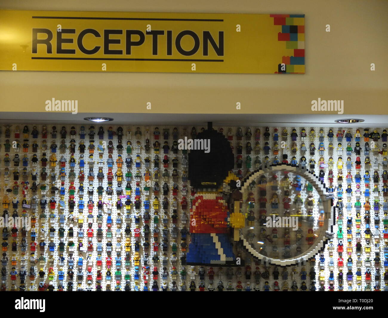 Les chiffres Lego sur le mur dans la salle de réception de l'hôtel au ...
