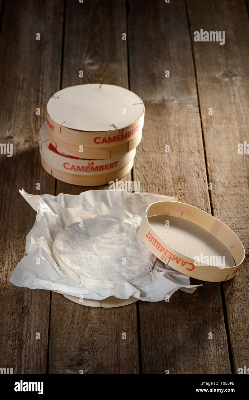 Camembert box Banque de photographies et d’images à haute résolution ...