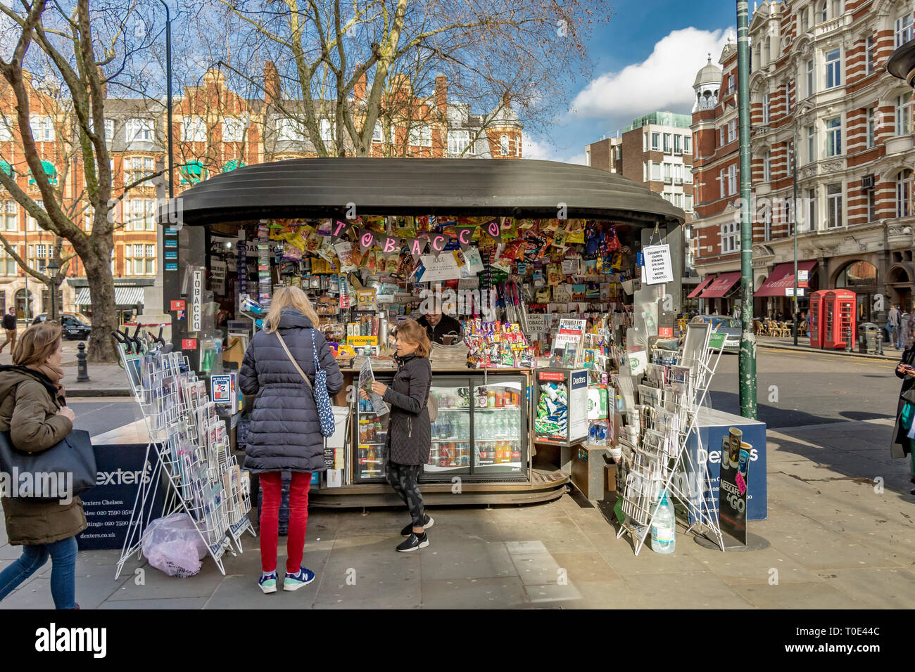 Journaux et magazine kiosque sloane square Banque de photographies et d ...