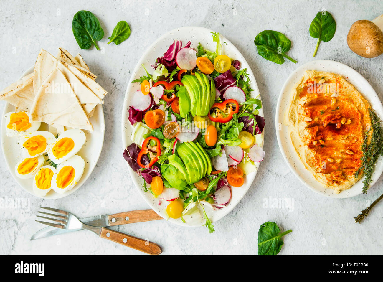 Les plaques de repas sains Vue supérieure avec les salades de légumes ...