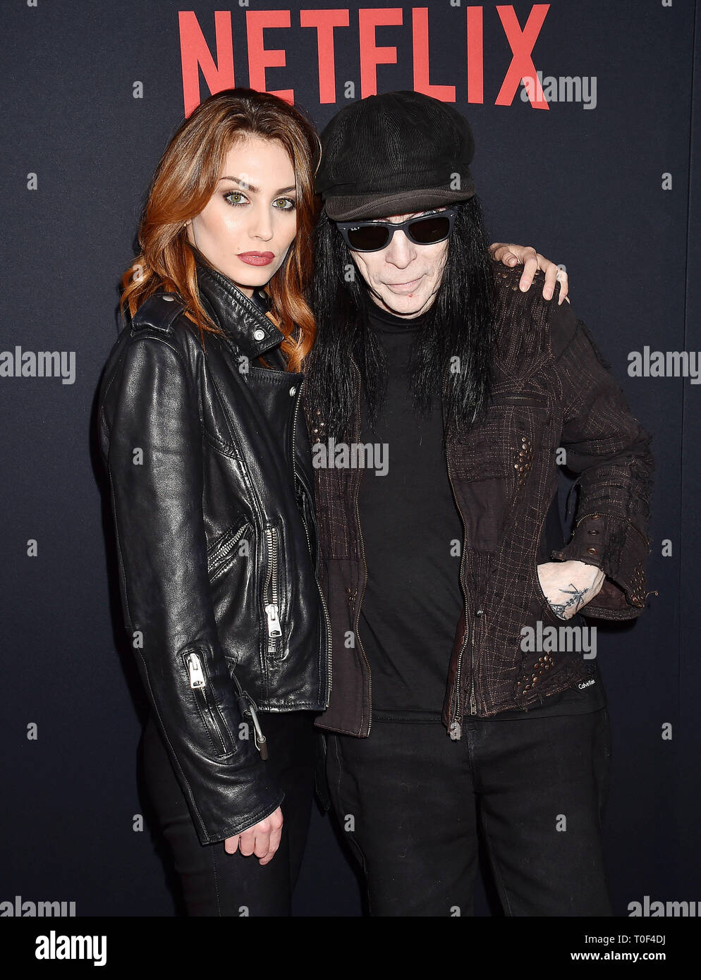 HOLLYWOOD, CA - le 18 mars : Seraina Schönenberger (L) et Mick Mars ...