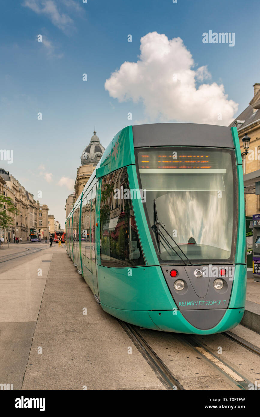 Reims tram Banque de photographies et d’images à haute résolution - Alamy