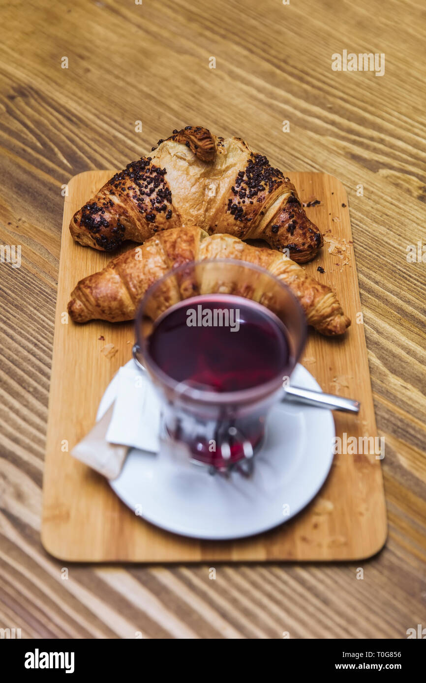 Vue d'en haut à des croissants frais et du thé pour le petit déjeuner Photo Stock - Alamy