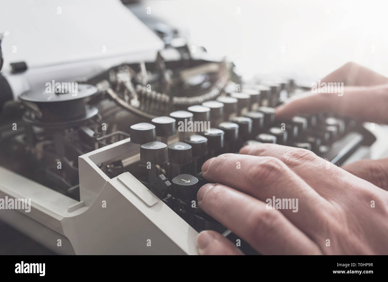 L'homme en train de taper au clavier de la vieille machine à écrire ...