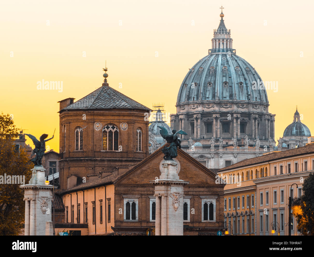 Vue panoramique de la ville de Rome, avec le dôme de la Basilique Saint ...