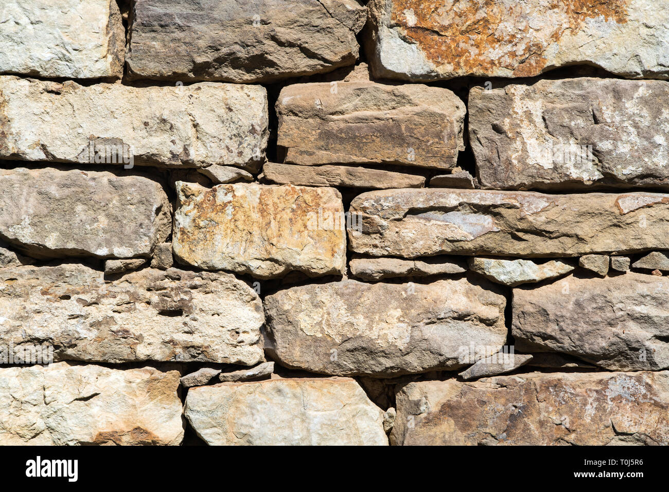Close up of old flat brown et la texture du mur de pierre grise. Roches ...