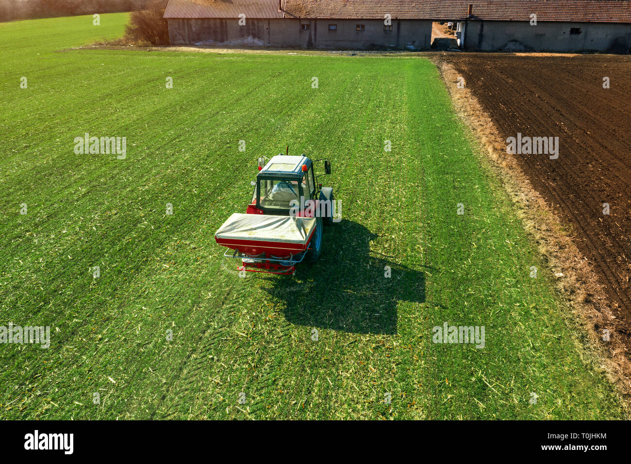 Méconnaissable agriculteur de tracteur agricole, fertilisation des ...