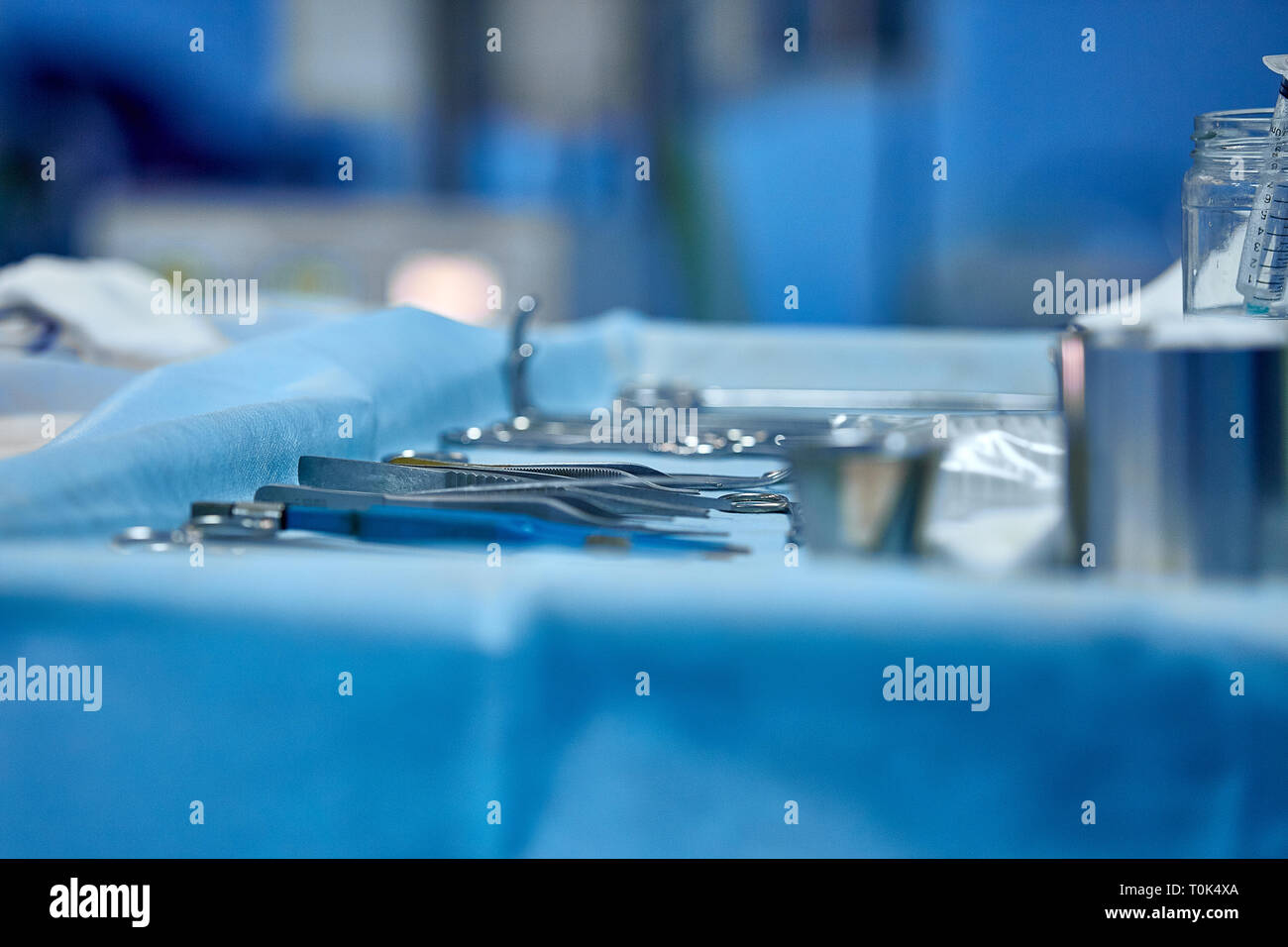 Focus sélectif instrument chirurgical posé sur table, cas d'urgence, de ...