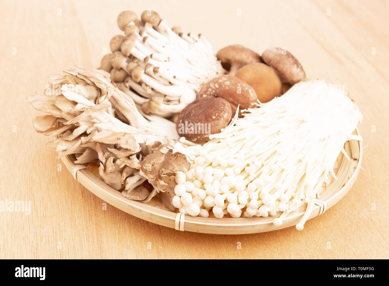 Champignons Shimeji Sur Plateau En Bois Banque d'image et photos - Alamy