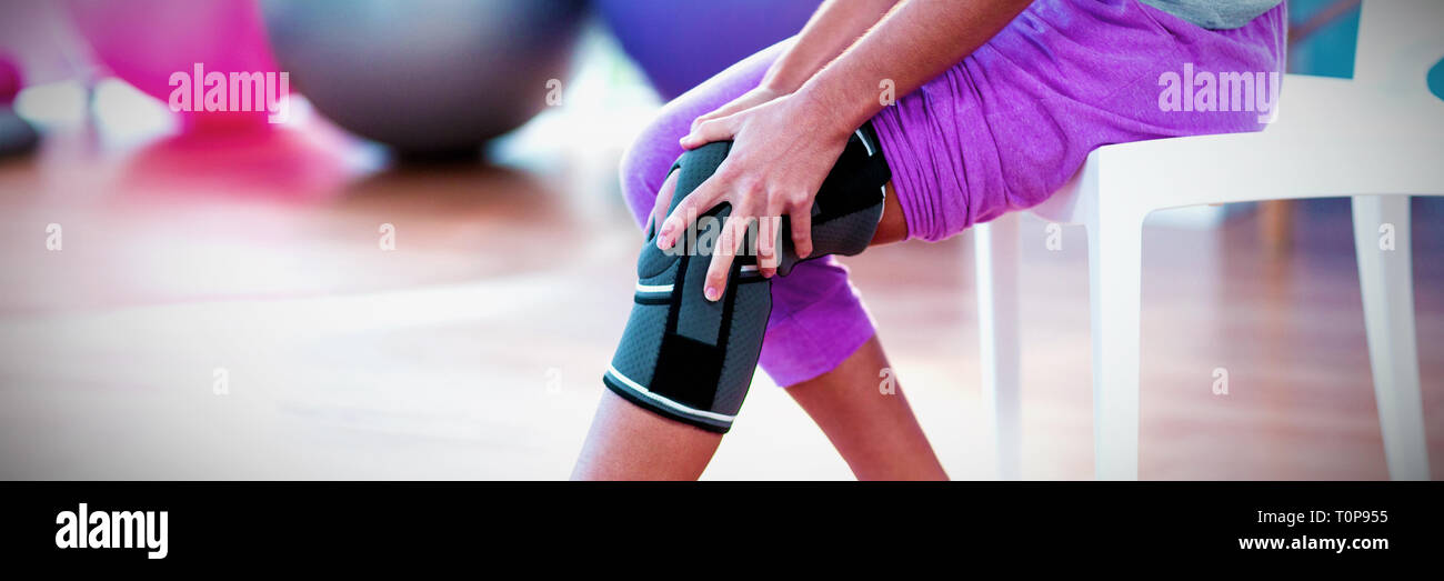 Femme blessure son genou Banque de photographies et d’images à haute ...