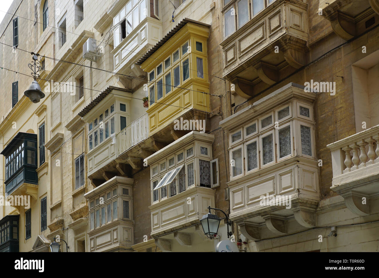 Balcons Typiques De Malte Banque d'image et photos - Alamy