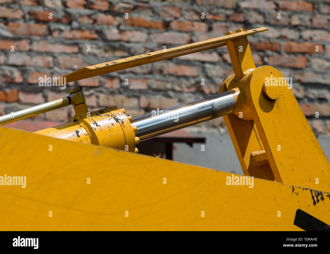 La tige du vérin hydraulique brillant et coloré avec des mécanismes de ...