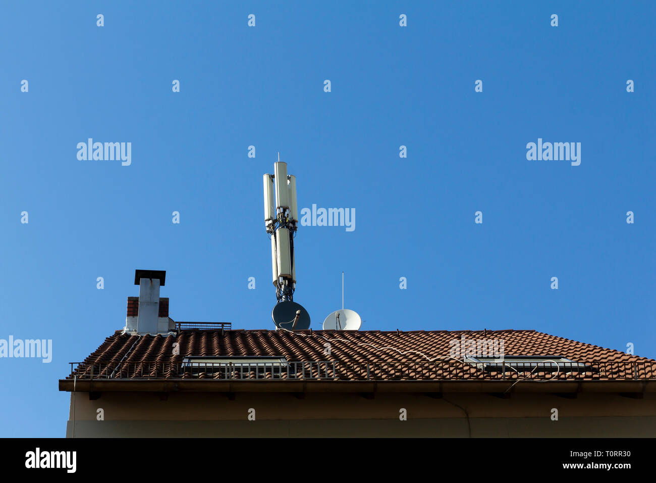 Radio mast roof Banque de photographies et d’images à haute résolution ...