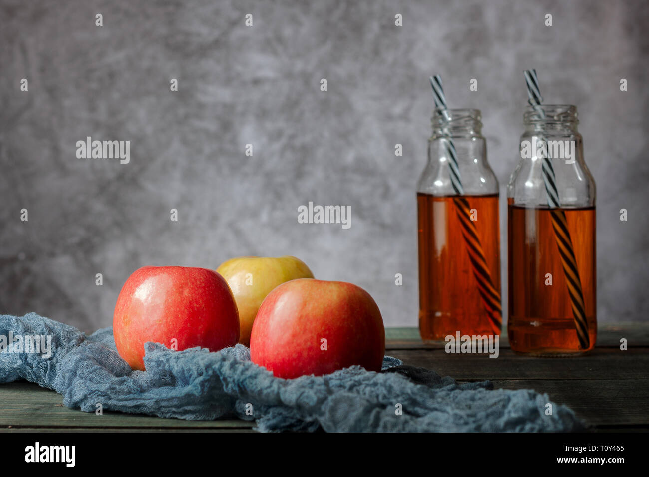 Bouteille Et Verre De Jus De Pomme Banque d'image et photos - Alamy