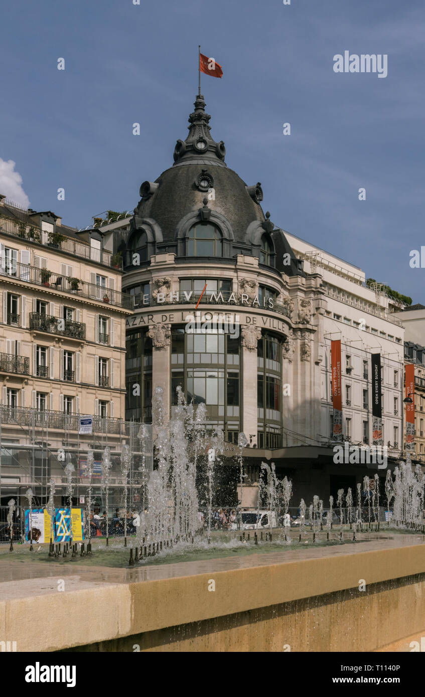 Soleil d'automne illumine le bazar de l'hotel de ville grand magasin au ...