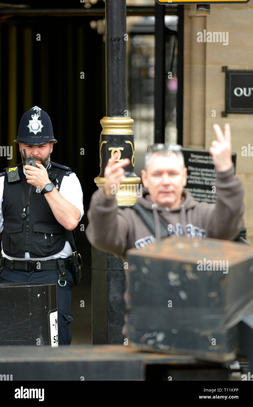 Metropolitan police radio Banque de photographies et d’images à haute ...