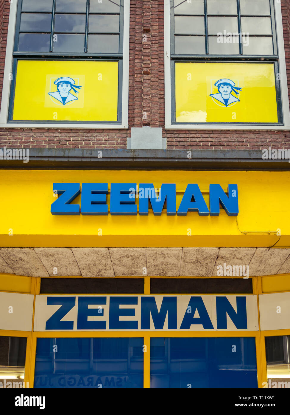Dordrecht, Pays-Bas - Mars 03, 2019 : le logo Zeeman sur une devanture. Textile Zeeman est une ...