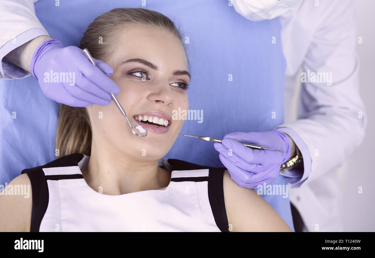 Examen Médical Fille Banque De Photographies Et Dimages à Haute