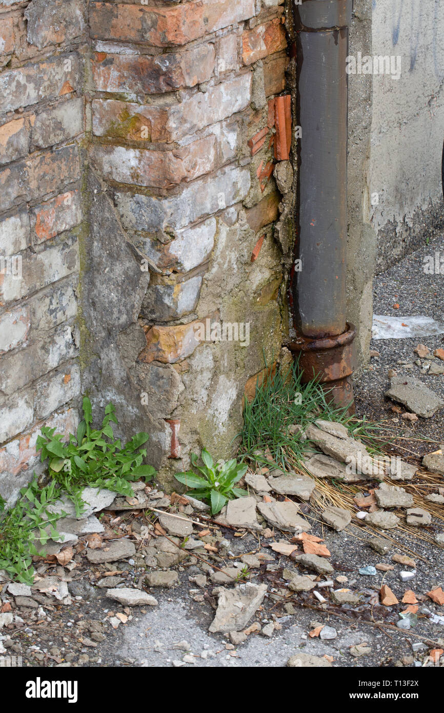 Broken brick wall corner Banque de photographies et d’images à haute ...