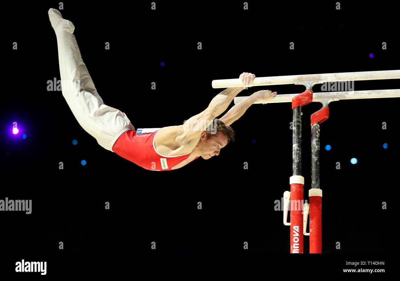 Le Suisse Christian Baumann en action sur les barres parallèles pendant ...