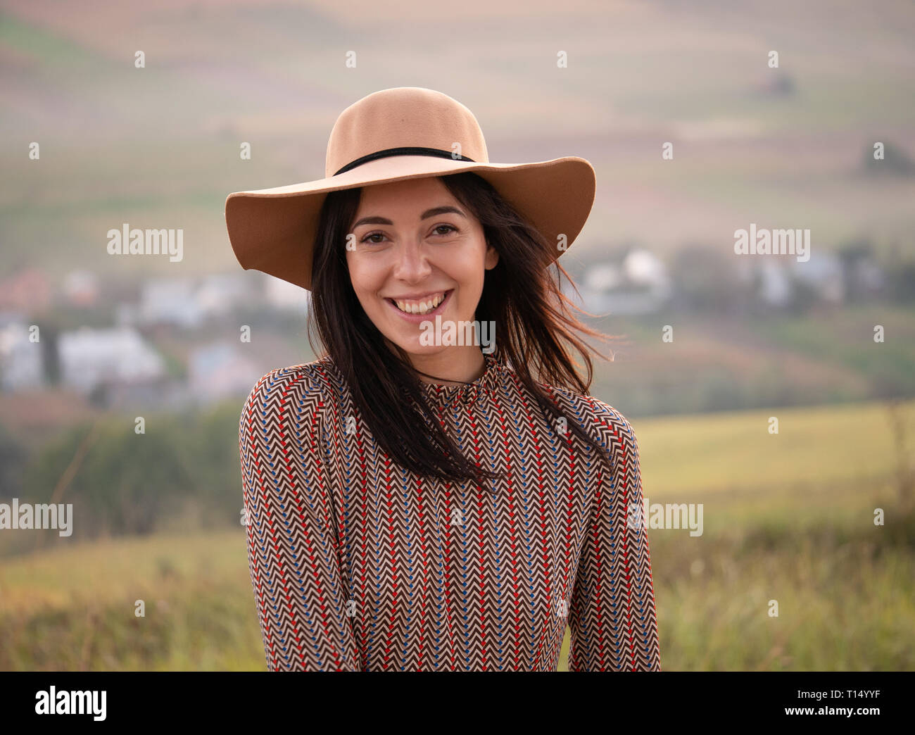 Portrait of a beautiful happy girl in a hat sur un arrière-plan de la ...