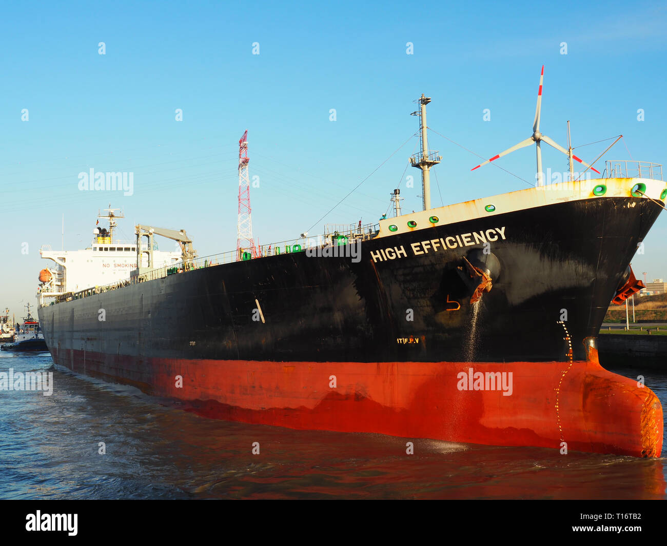 Remorqueur guidant le remorquage d'un grand navire Banque de ...