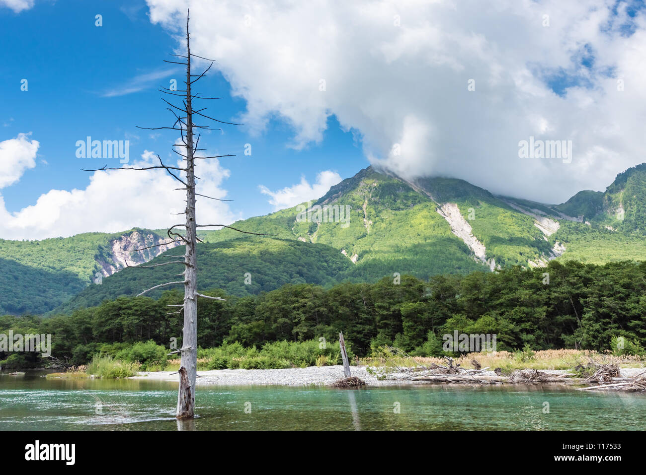 Yakamake volcan japon kamikochi Banque de photographies et d’images à ...
