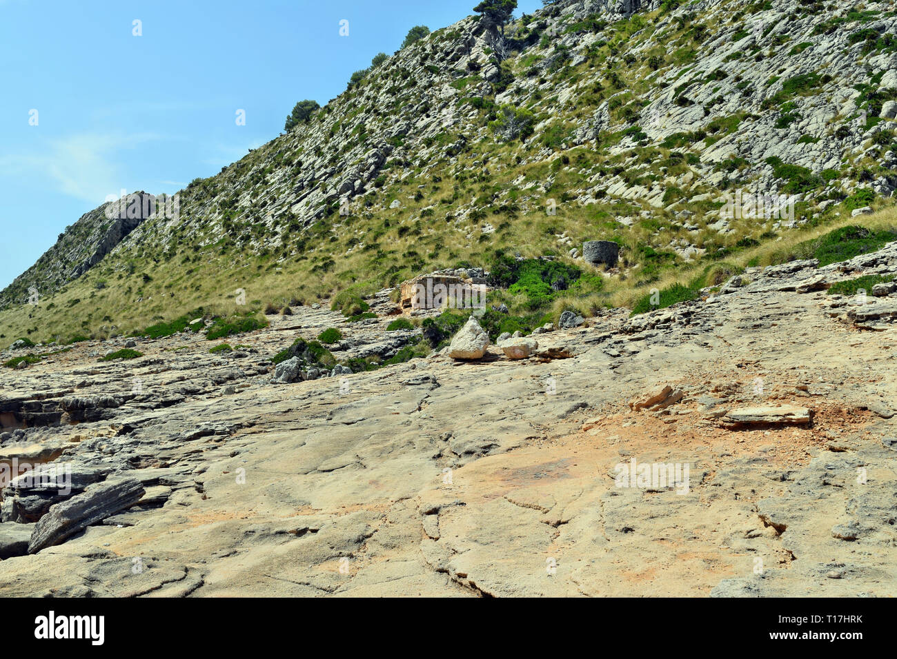Ancienne place forte du bunker de fortification sur la colline pour ...