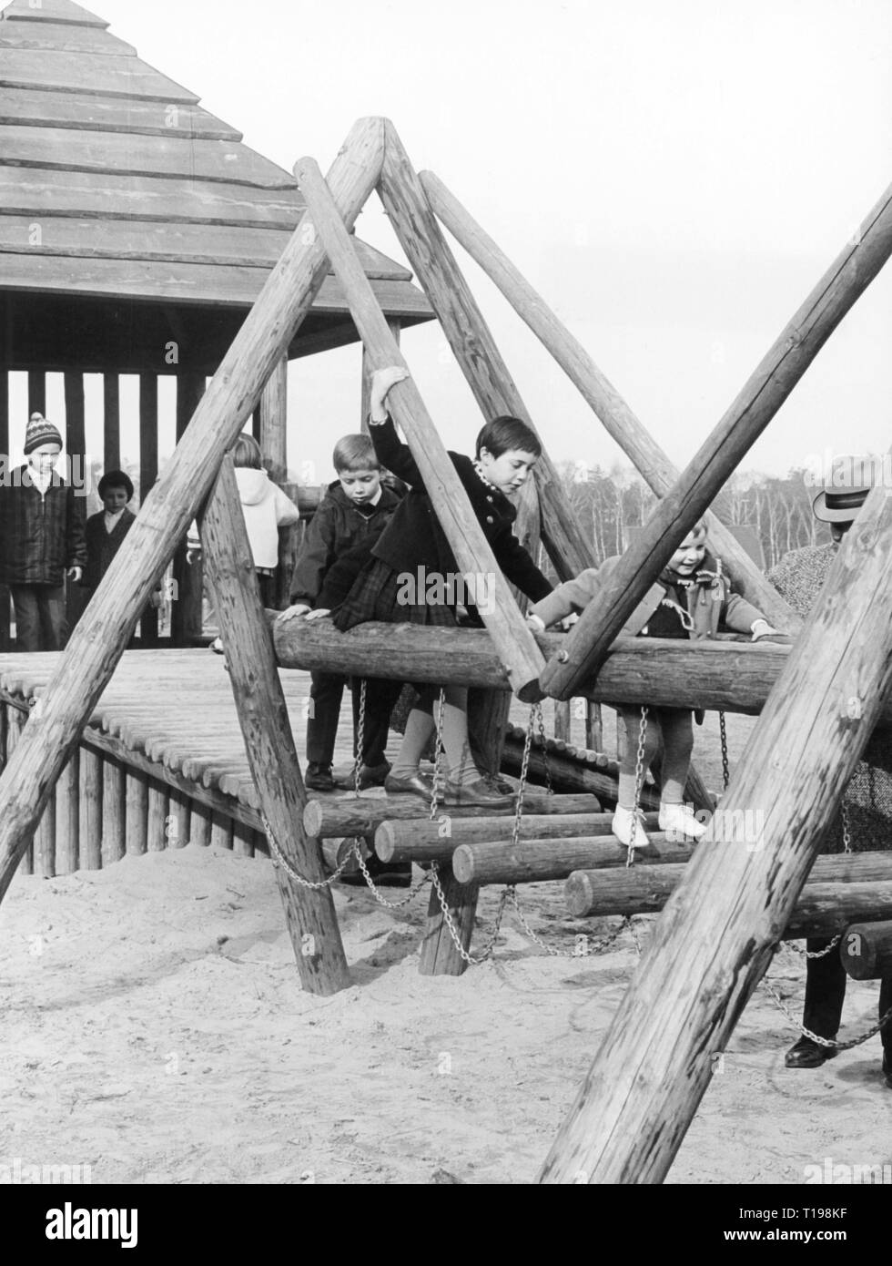 Terrains de jeux pour enfants Banque d'images noir et blanc - Alamy