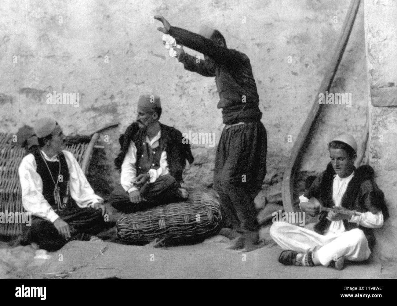 Danses de groupe Banque d'images noir et blanc - Alamy