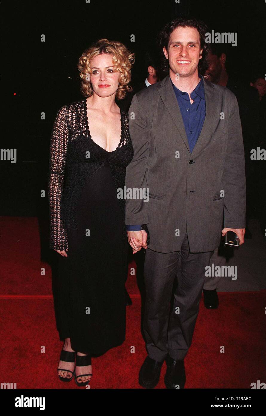 LOS ANGELES, CA. 03 avril 1997 : l'actrice Elisabeth Shue & mari lors de la première à Los ...