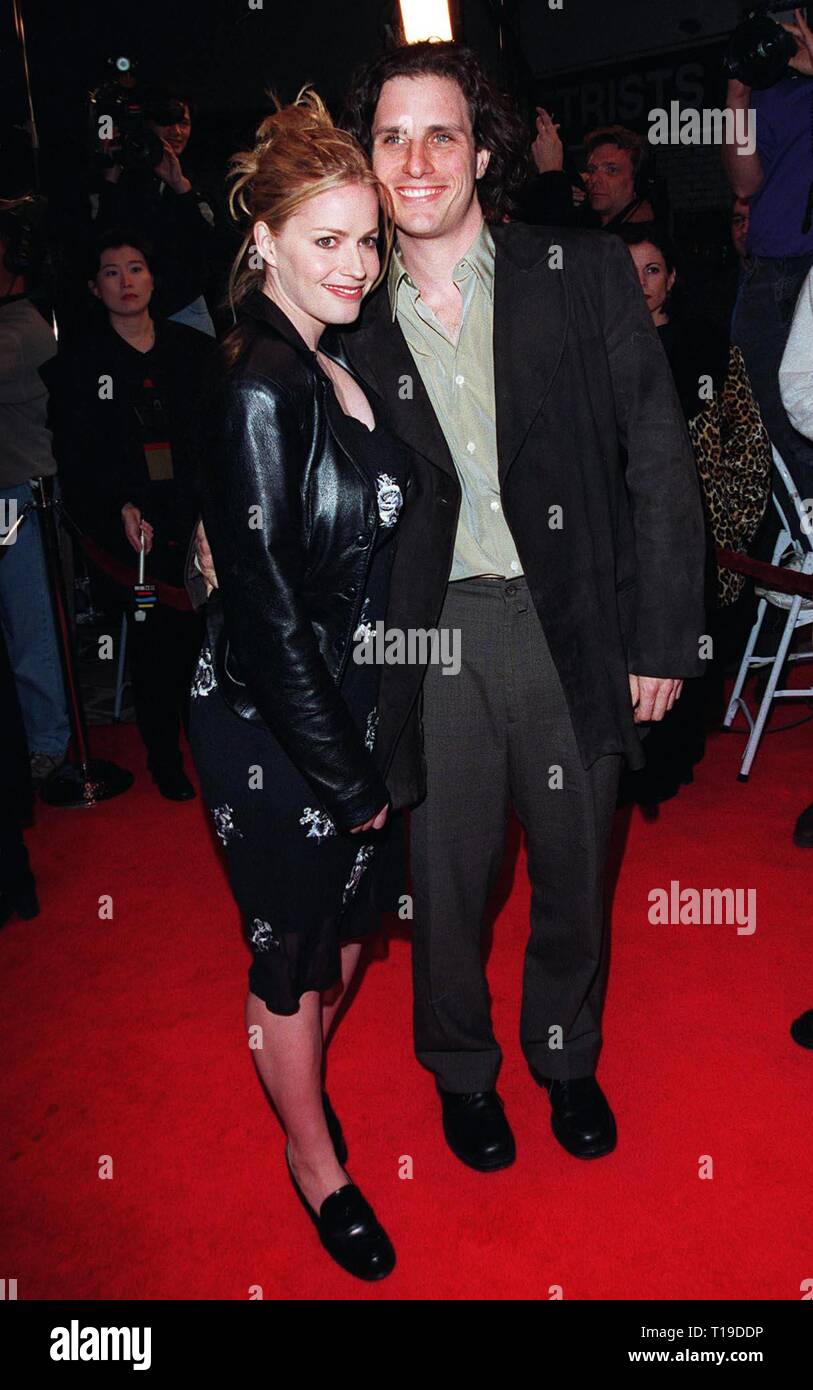 LOS ANGELES, CA - 17 Février 1998 : l'actrice Elisabeth Shue & mari ...