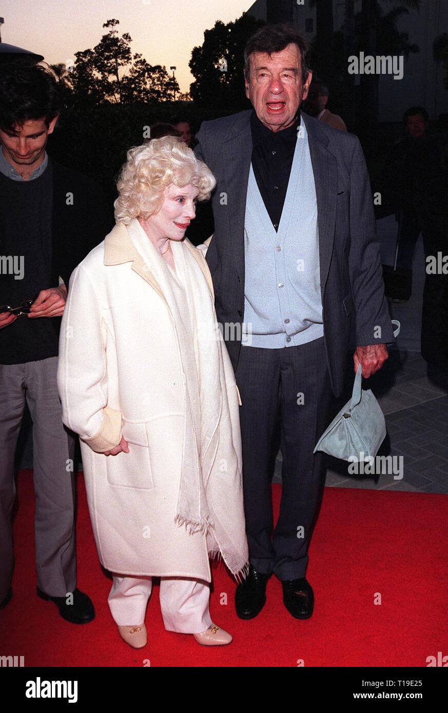 LOS ANGELES, CA - 6 Avril 1998 : l'Acteur WALTER MATTHAU & épouse Carol ...