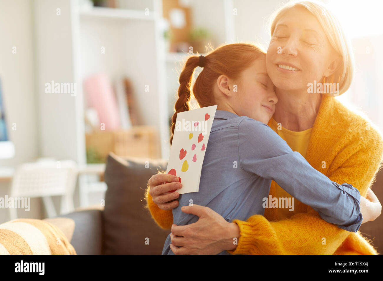 Woman Teenage Daughter Hugging Banque De Photographies Et Dimages à