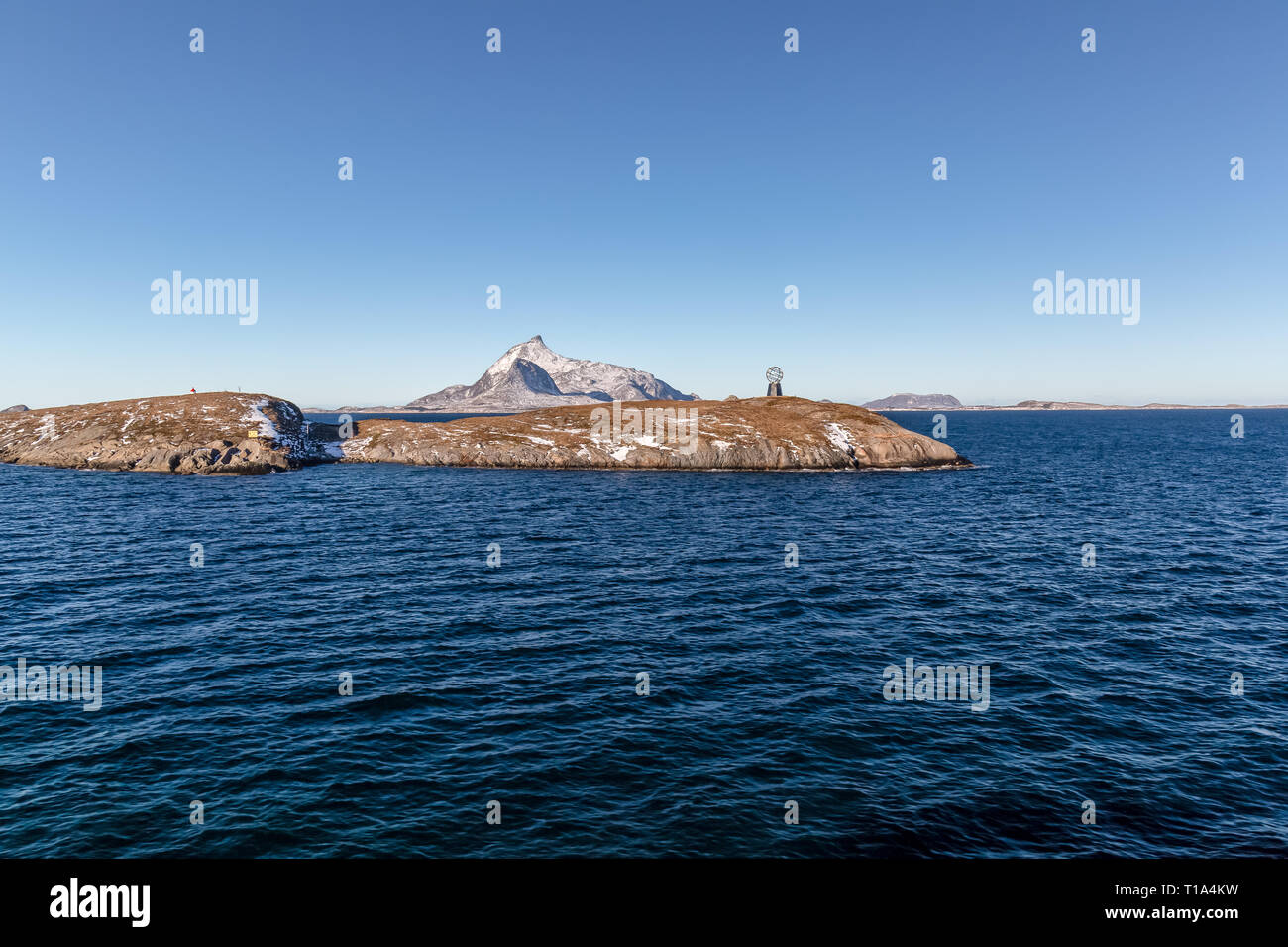 Le cercle arctique monument situé sur l'île de Vikingen peu en Norvège ...