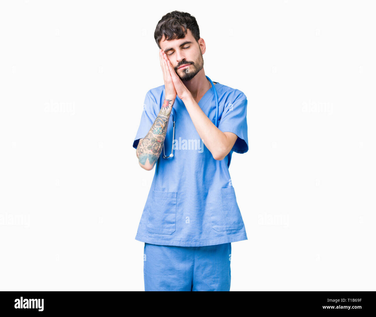 Beau jeune homme portant uniforme infirmière chirurgien isolé sur fond ...